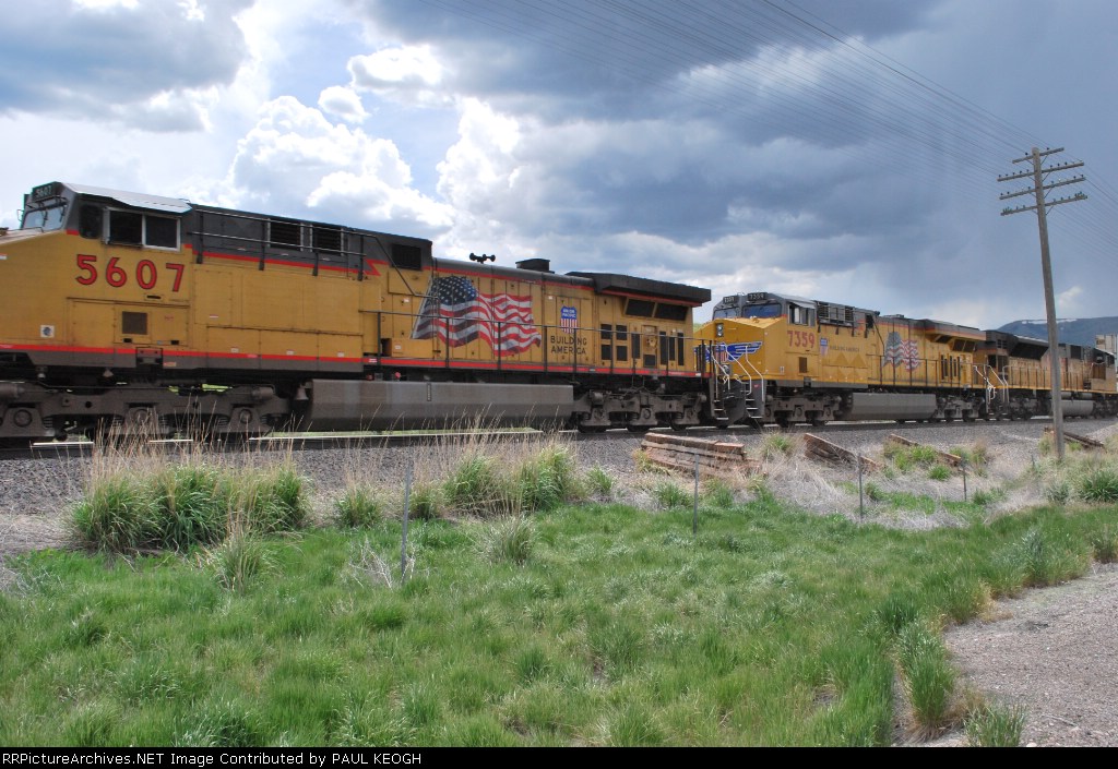 UP 5607 leads a Z train east with UP 7359 as the 2nd unit.